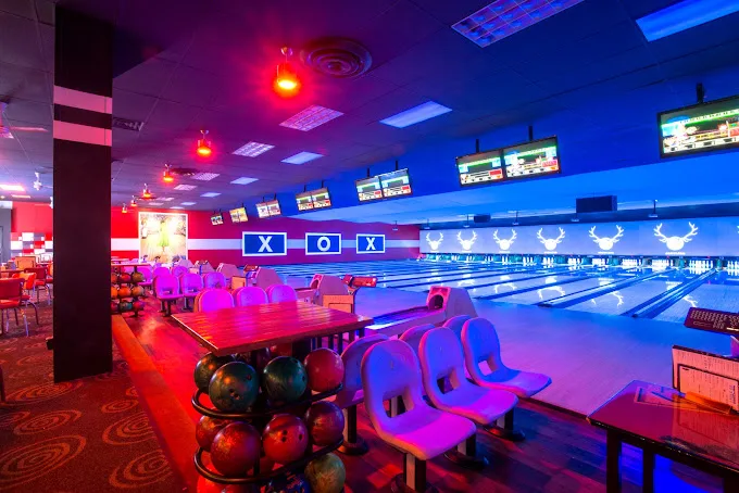 Bowling Alley, Arcade, Sports Bar & More | Lucky Strike Queens