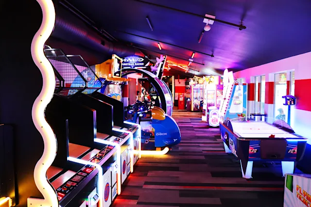 Bowling Alley & Entertainment in New York | Lucky Strike Chelsea Piers