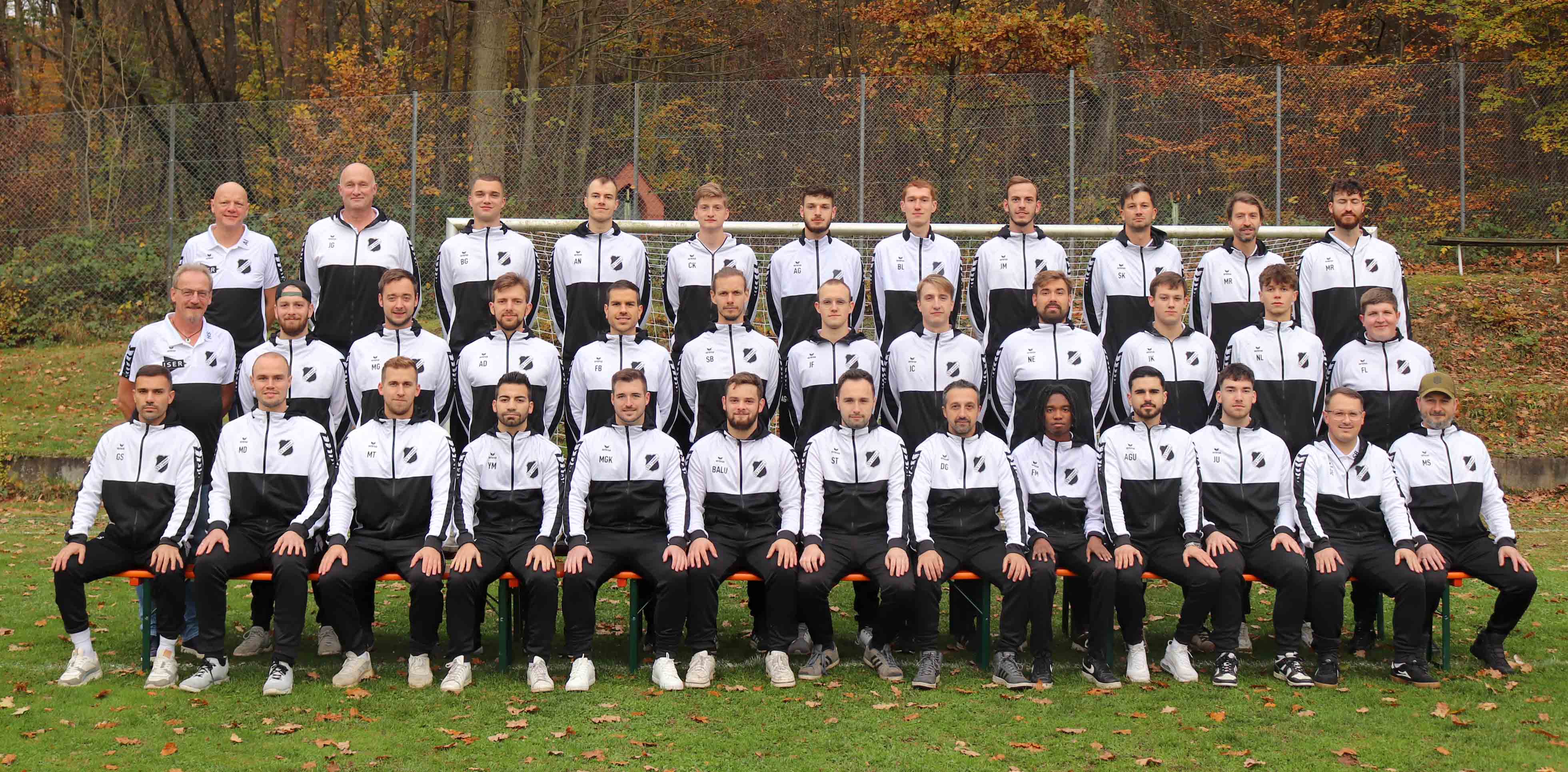 Mannschaftsfoto Herren - Saison 2023/2024; 2023.11.123 Reihe (von links ...