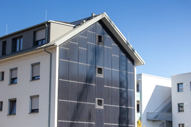 Strom aus der Fassade: Neue Leitlinie zur bauwerksintegrierten Photovoltaik