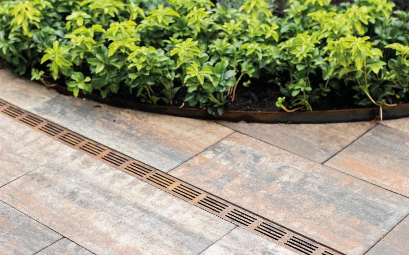 Eine Entwässerungsrinne setzt Akzente