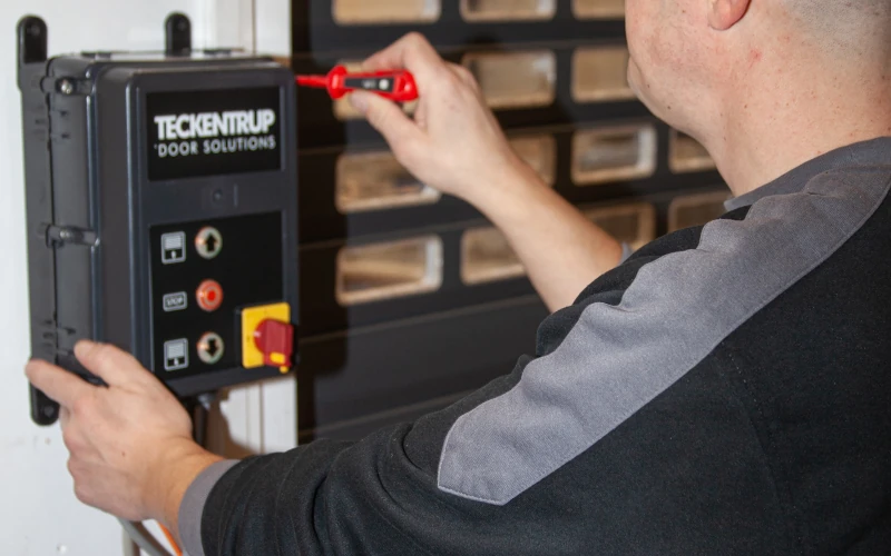 Sicher und gesetzeskonform: Wartungs- und Prüfpflichten für Türen und Tore im Fokus
