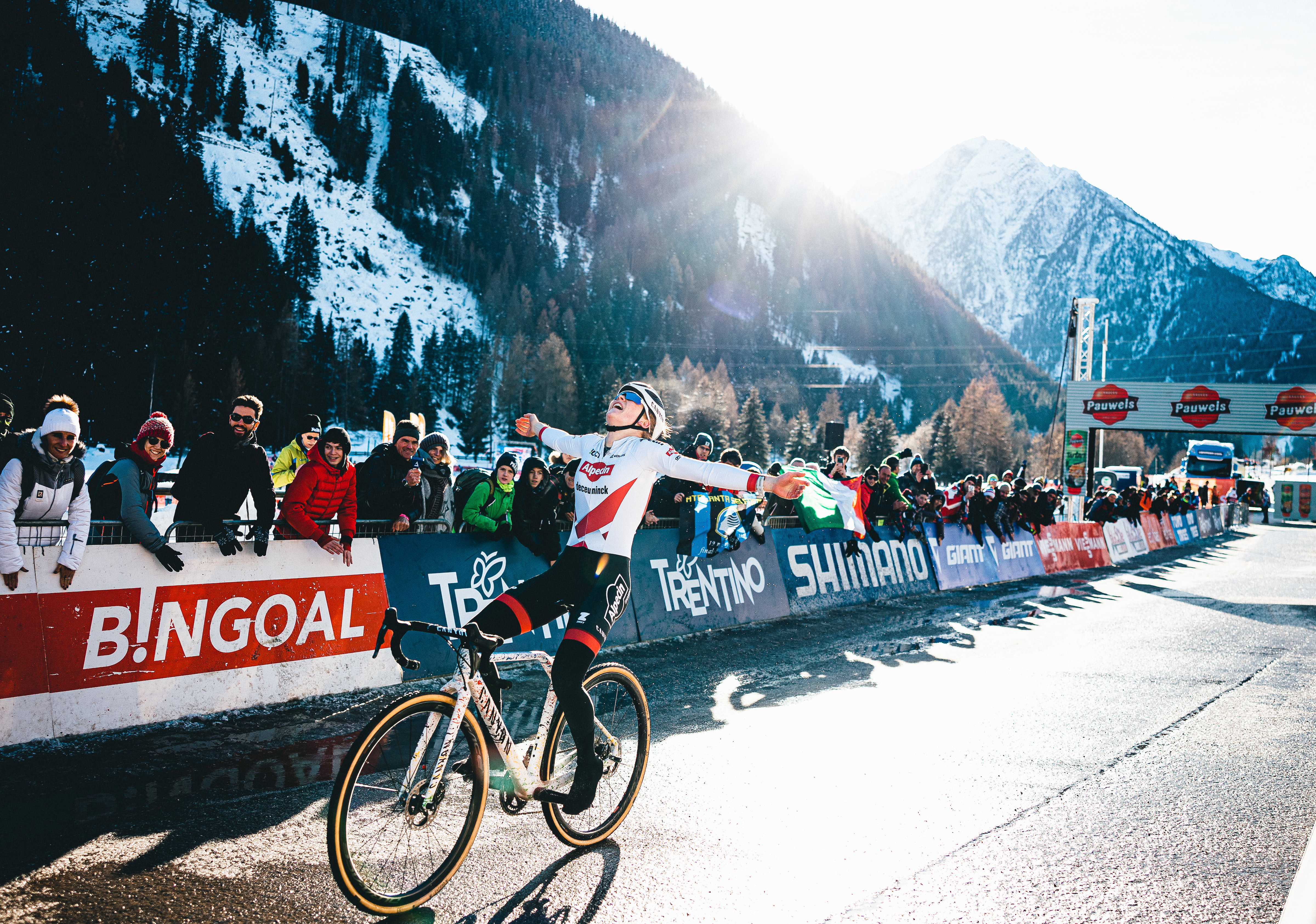 The final battles of the 2022-2023 UCI Cyclo-cross World Cup | UCI