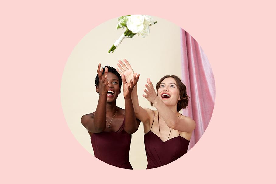 Everything to Know About Bouquet Toss Rules + Tossing Etiquette - Zola ...