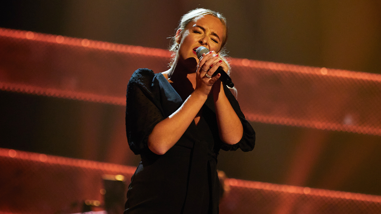 Joanne Harper performs 'If I Were A Boy' | The Voice