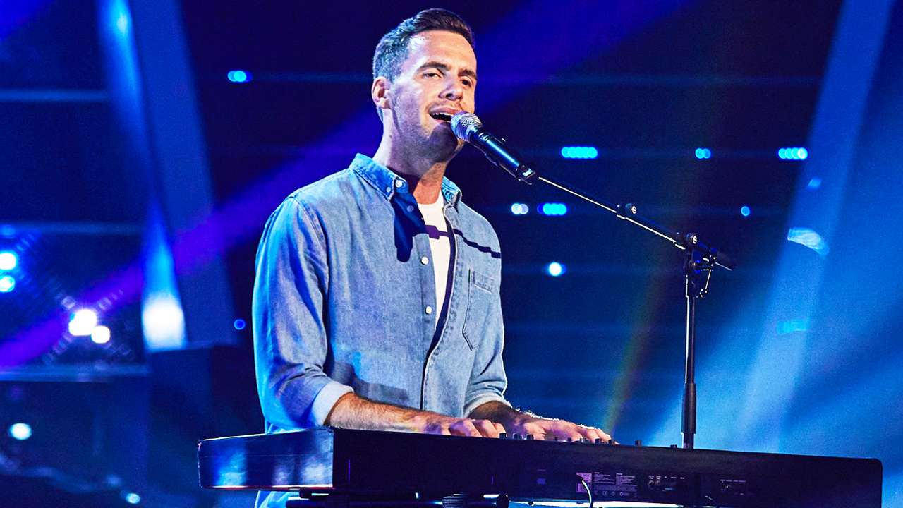 Andrew Bateup performs 'How Am I Supposed To Live Without You' | The Voice