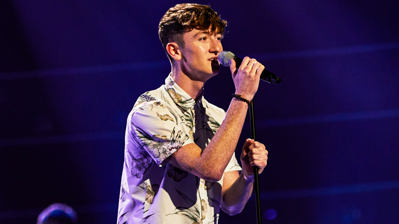 Cameron Ledwidge performs 'Heather' | The Voice