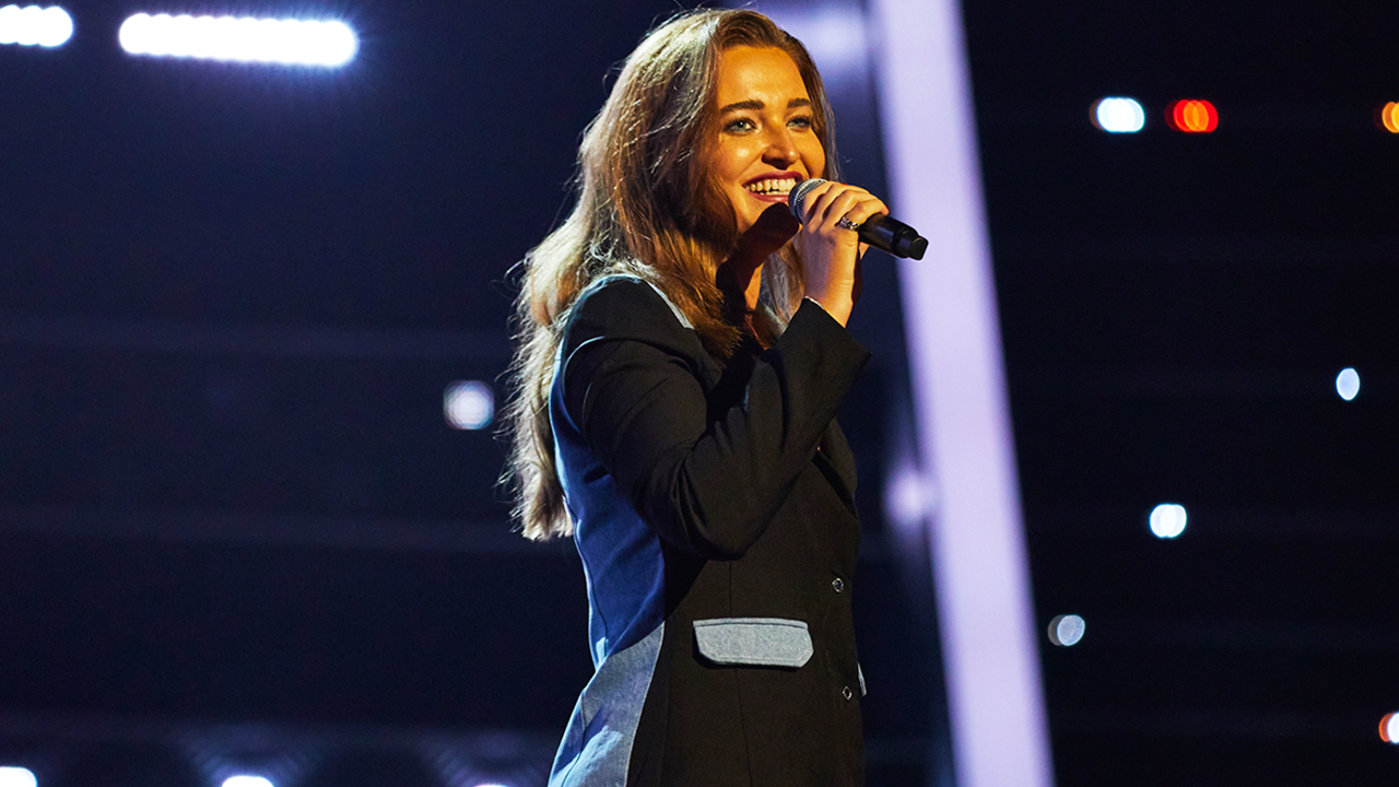 Laura Sidney performs 'With One Look' | The Voice
