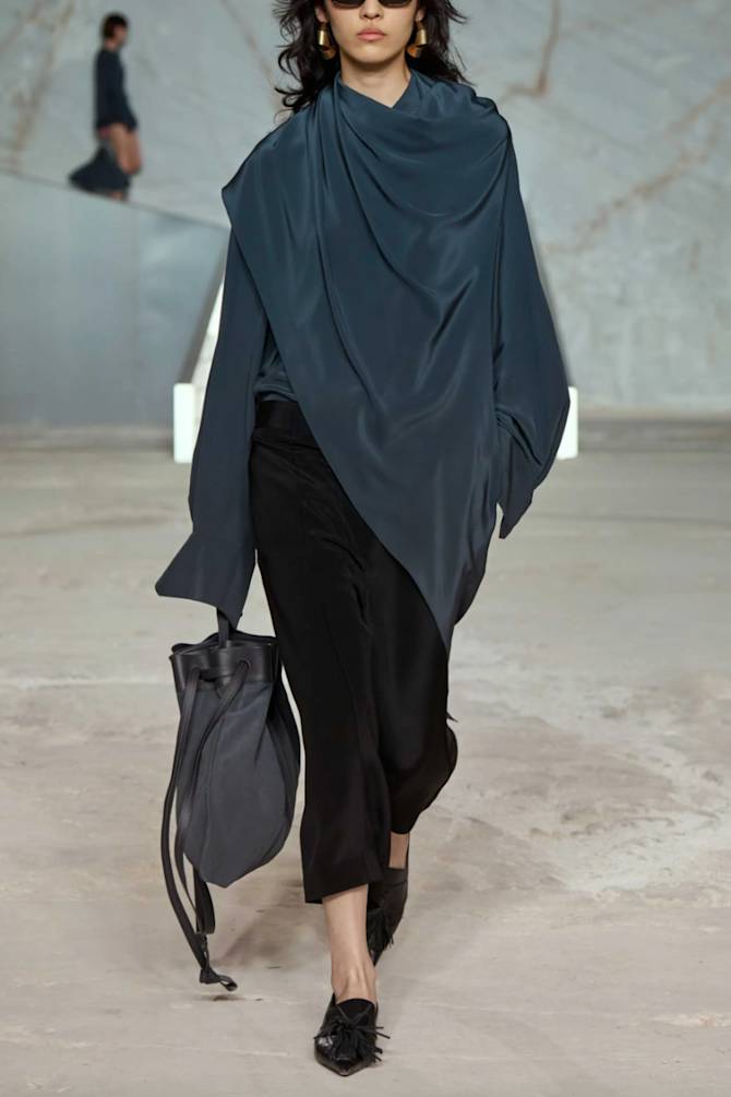 12 Must-See Looks From the COS SS25 Show in Athens | Wardrobe Icons