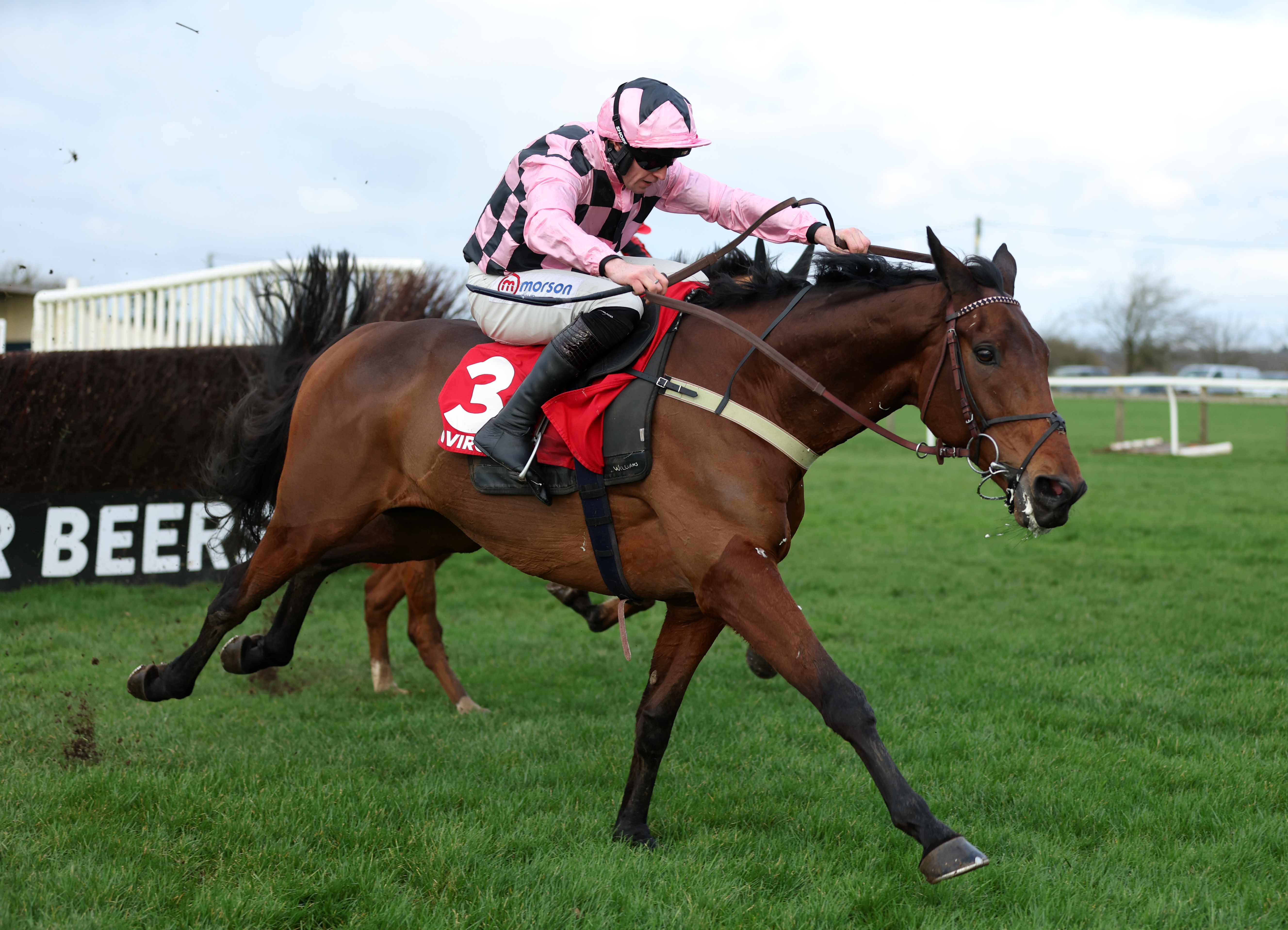 Fast Buck wins the Virgin Bet Daily Extra Places Handicap Chase | Racing