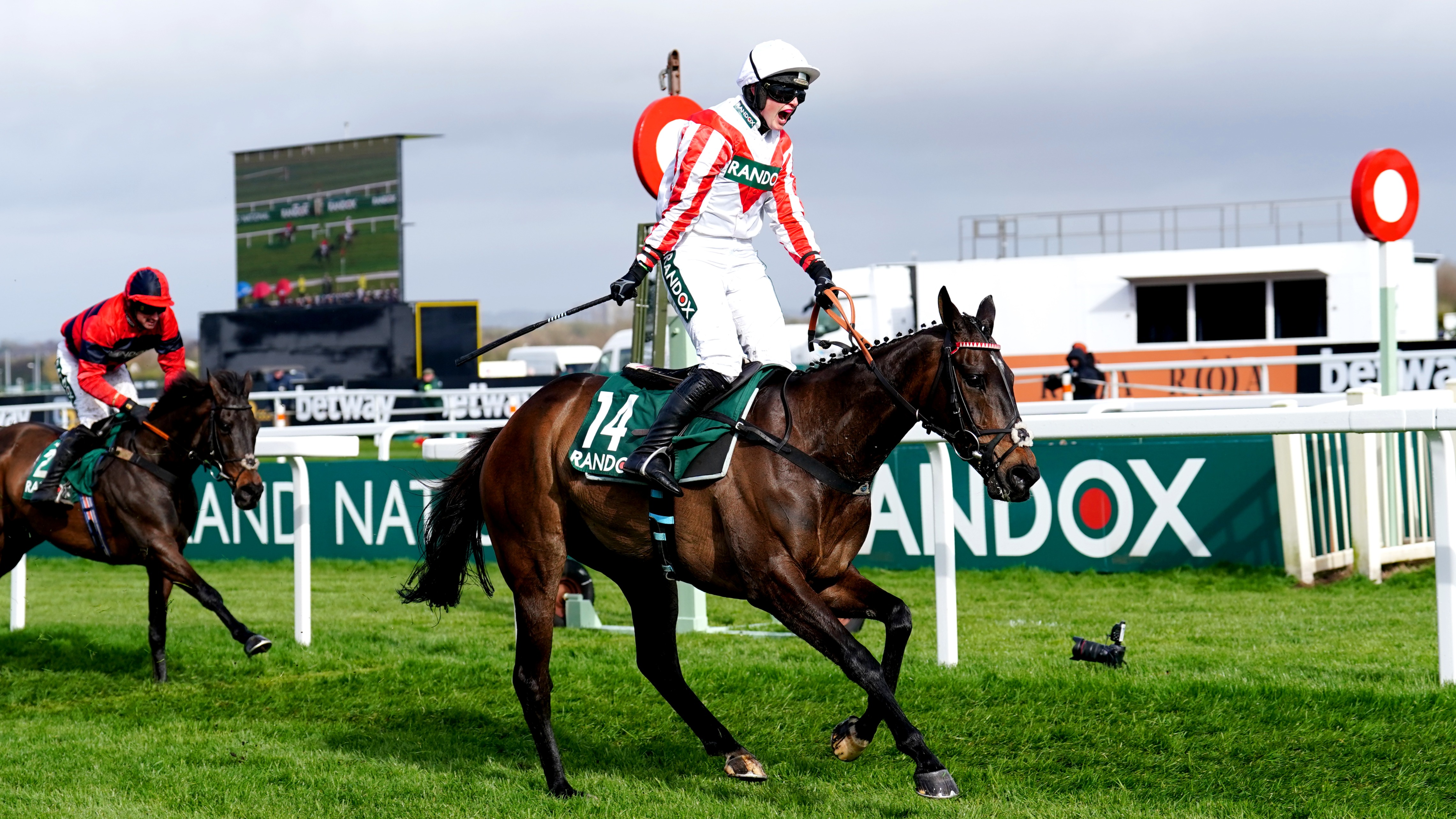 Latenightpass hands Gina Andrews redemption in the Foxhunters | Racing