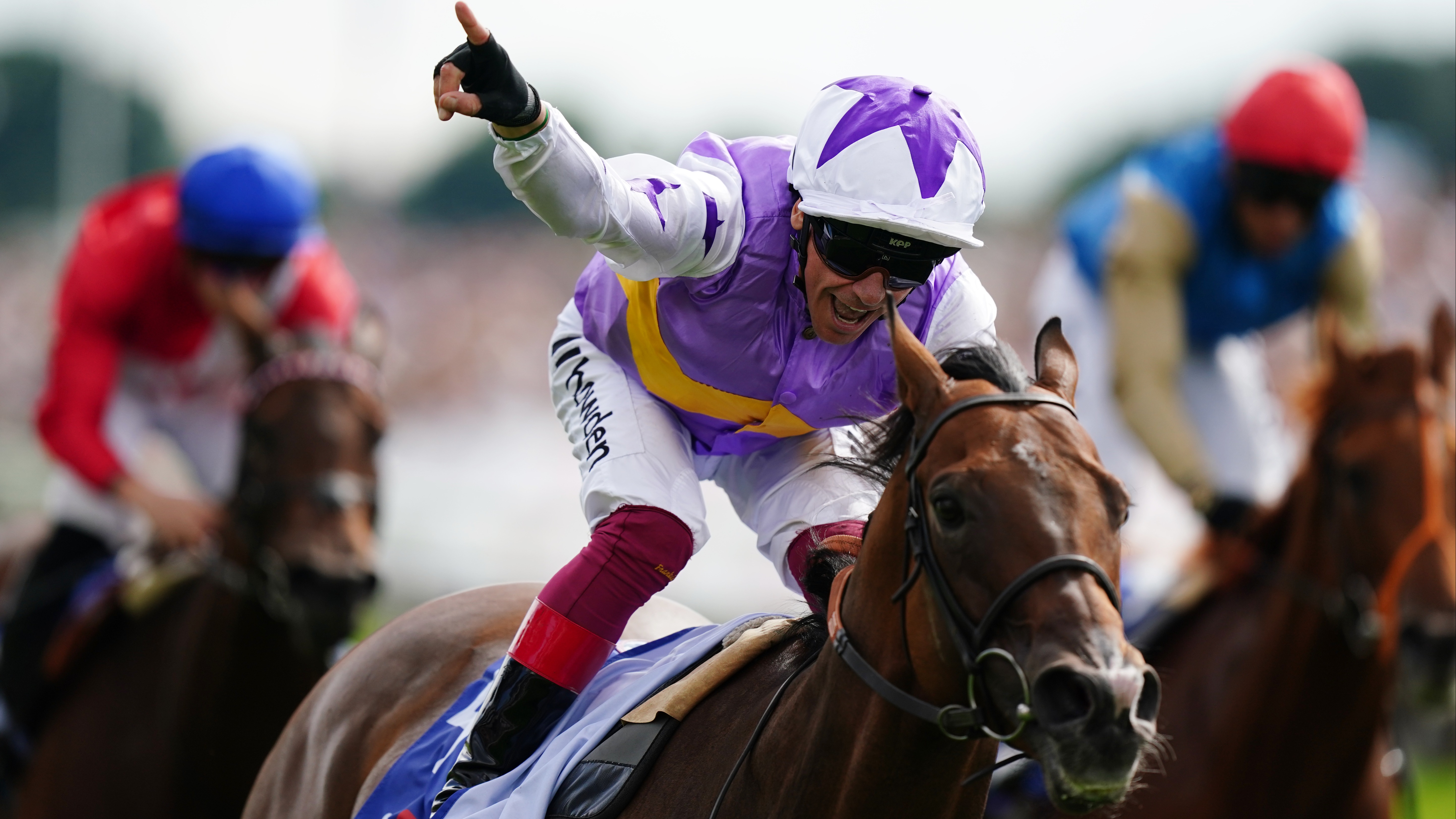 Frankie Dettori and Kinross take the Sky Bet City of York Stakes. | Racing