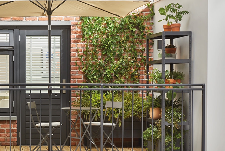 Budgetvriendelijk, groen balkon met twee zitjes | GAMMA