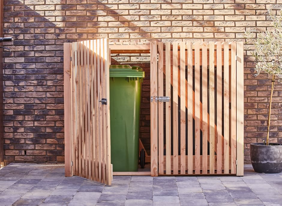 Strakke maar duurzame tuin met ruimte voor containers