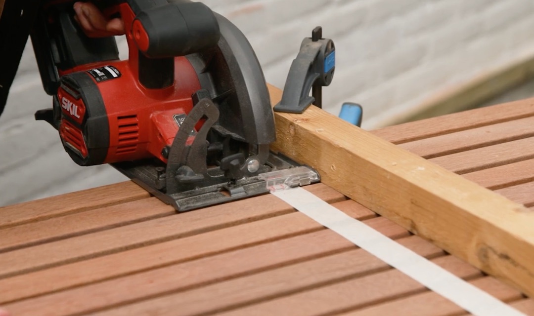 Zelf een houten lattenwand buiten plaatsen | GAMMA