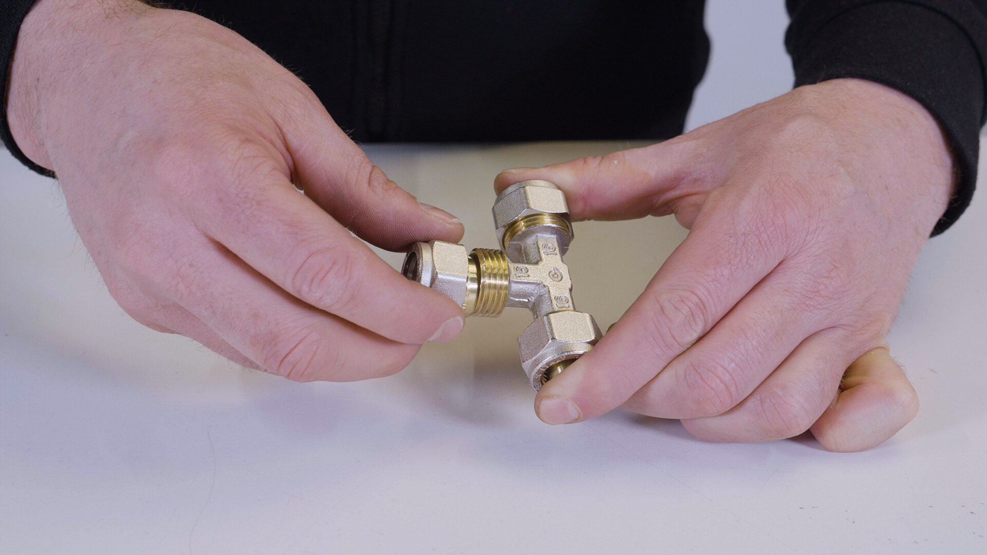 Sanivesk Meerlagen Knel is een eenvoudig en flexibel leidingsysteem, geschikt voor cv- en ...