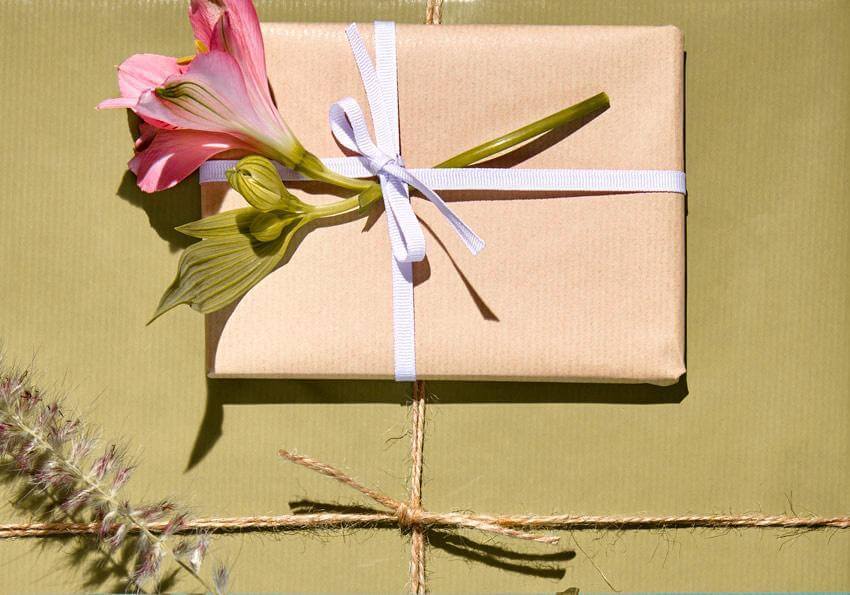 How to gift wrap flowers online