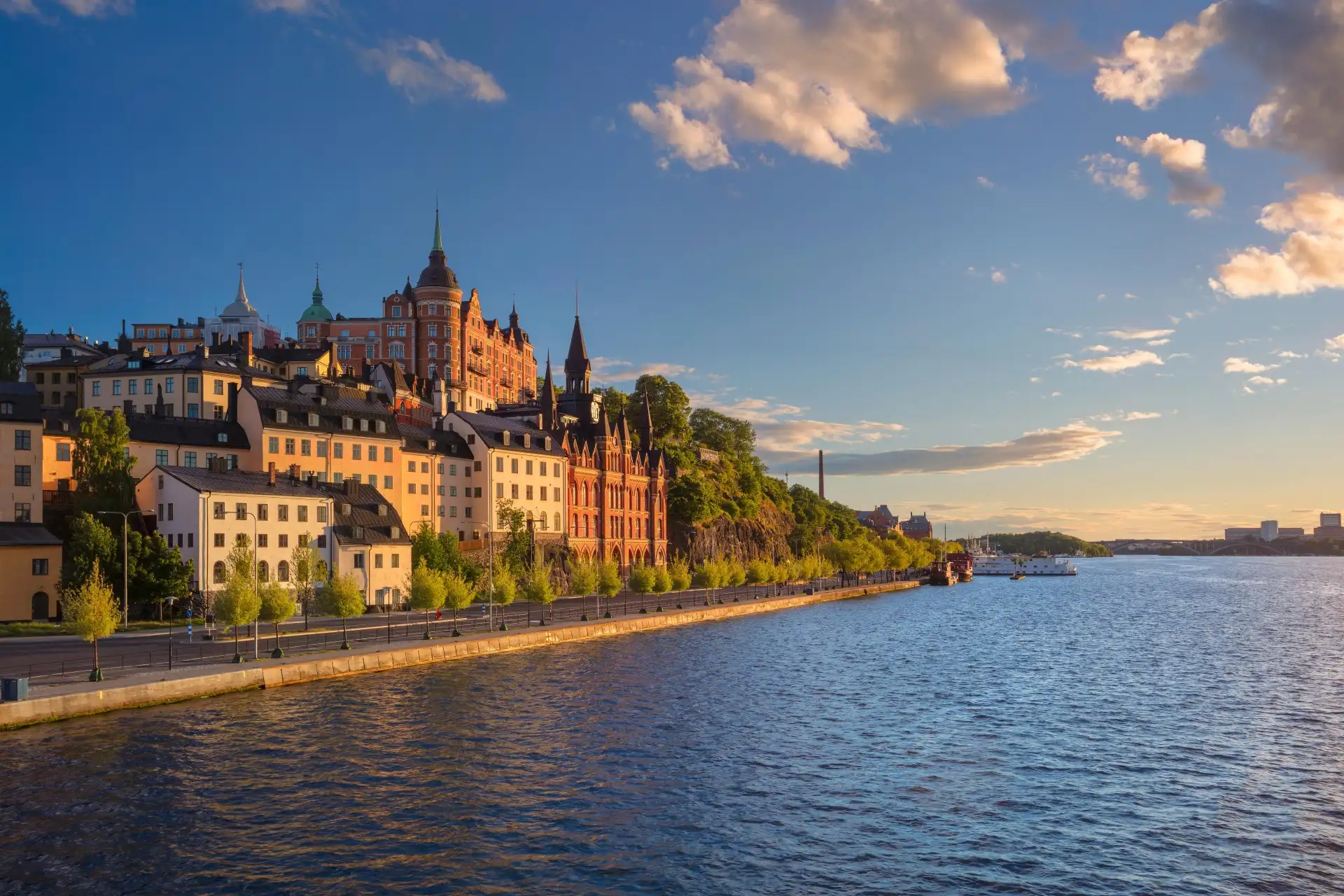 Norway Midnight Sun Cruise | Follow the Midnight Sun | Hurtigruten UK