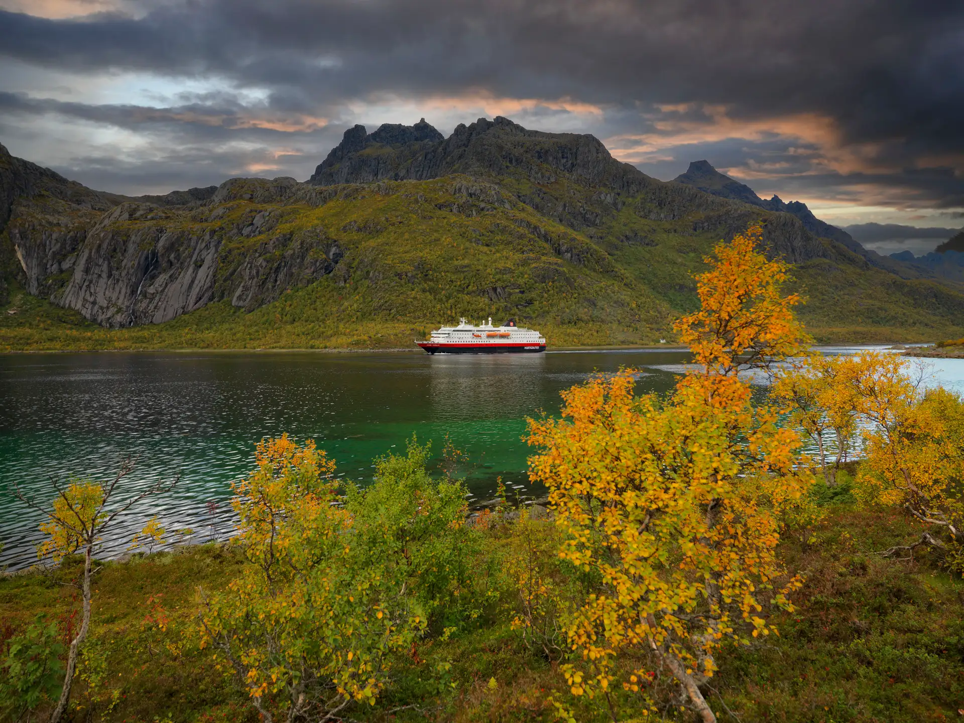 Trollfjord: Explore Norway's narrowest fjord | Hurtigruten US