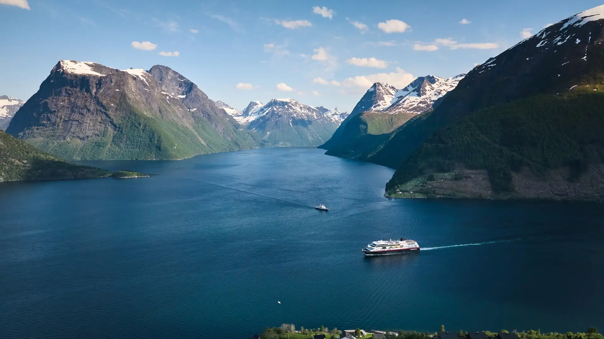Small Ship Cruises: Norway Fjord Tours | Hurtigruten