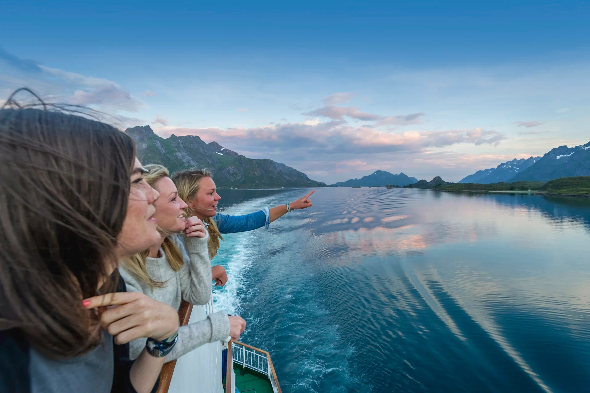 Hurtigruten AU: Norwegian Fjords & Northern Lights Cruises