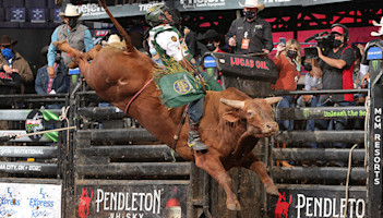 Woopaa leading YETI World Championship Bull race | PBR | Professional ...