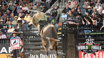 SweetPro’s Bruiser wins 2018 World Champion Bull title | PBR ...