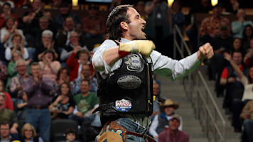 Jones takes risk, wins in Albuquerque | PBR | Professional Bull Riders