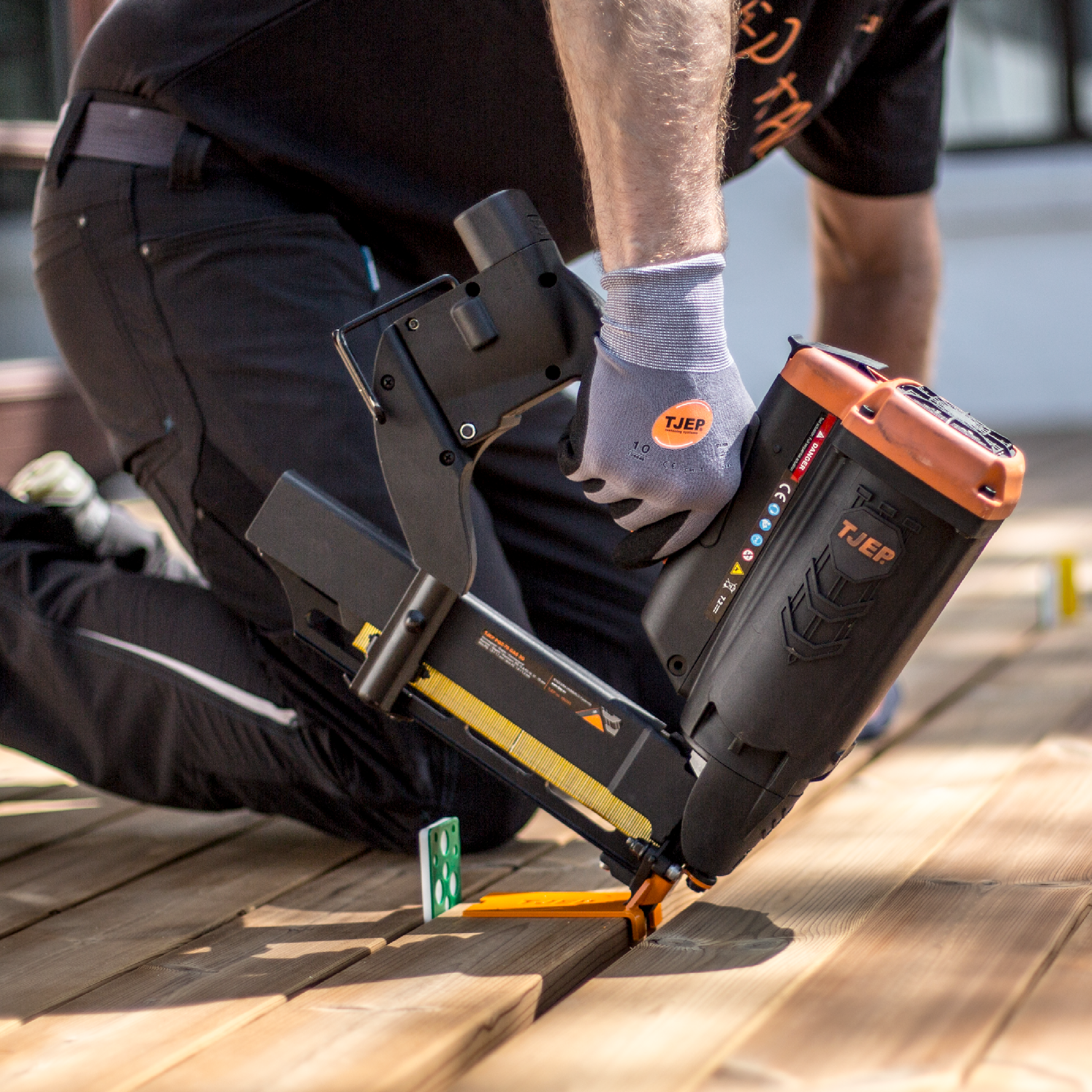 Flot, skjult montering af terrassebrædder med TJEP QUICK-FAST®