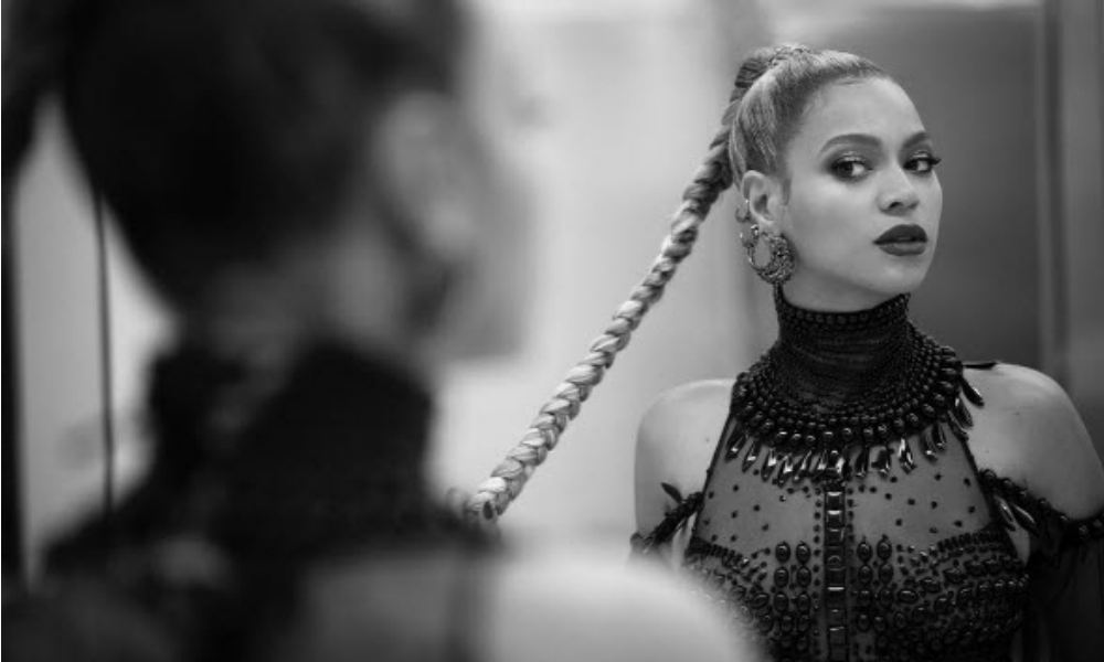 Shakira's butt-length braid is going to be the hairstyle of the season ...