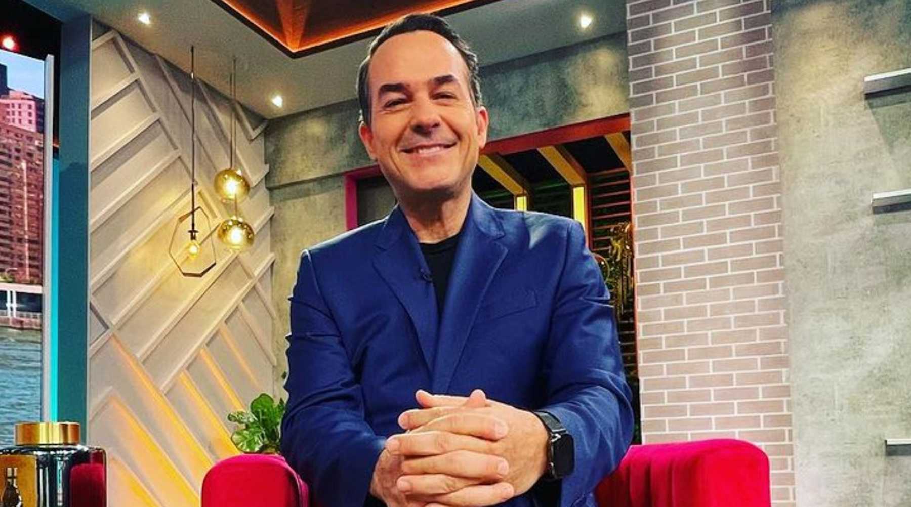 Carlos Calderón Causa Intriga Al Aparecer De Sorpresa En Hoy Día