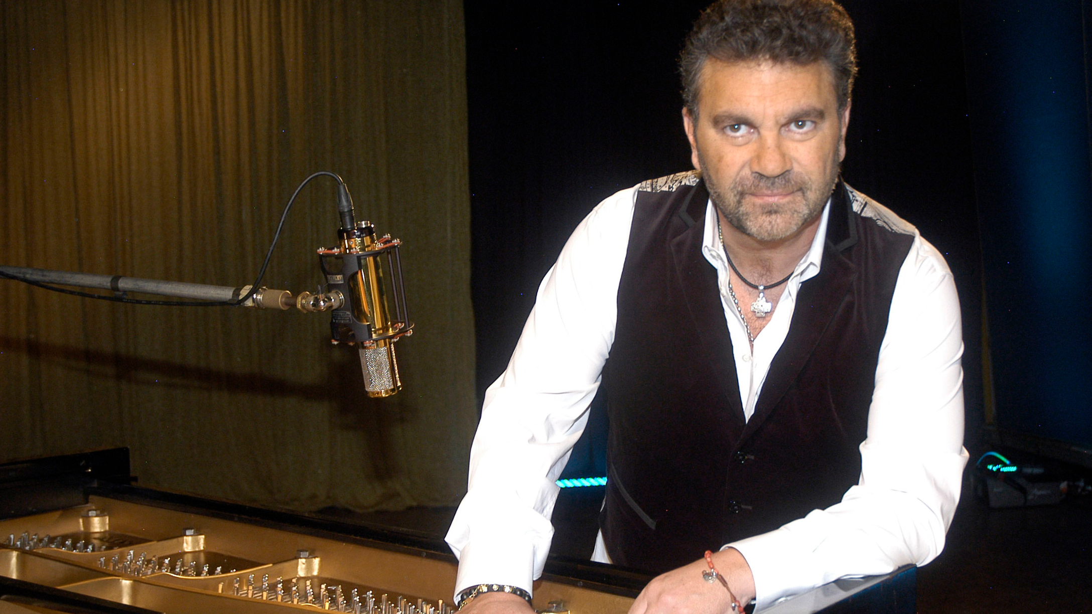 Los temas más románticos de Manuel Mijares | MamasLatinas.com