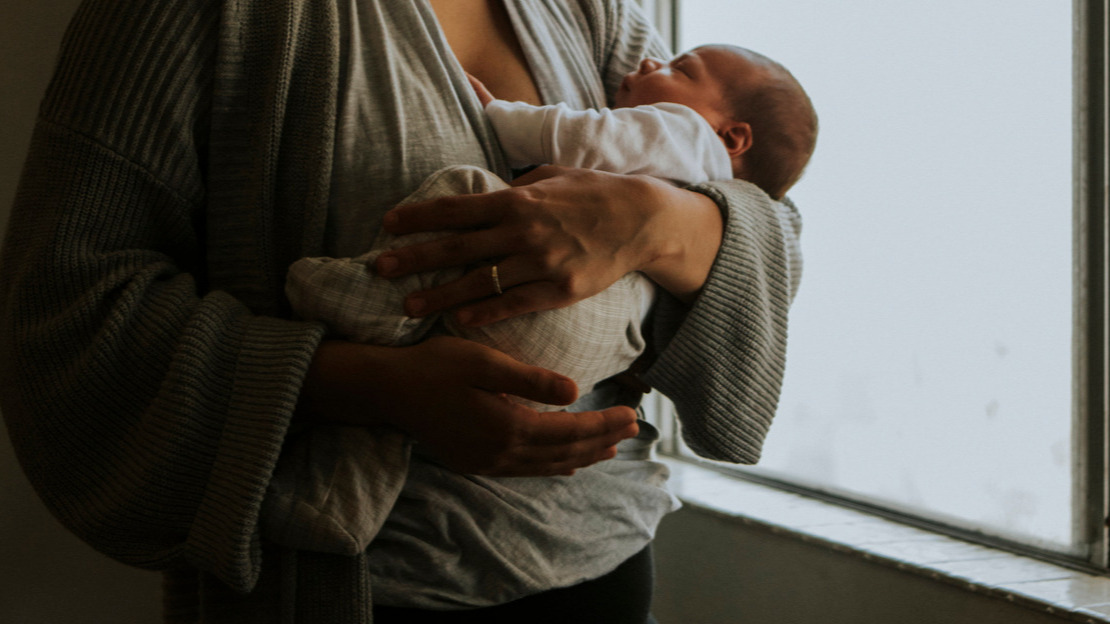 Presentadora de TV da a luz en el baño, tras 13 minutos de labor de ...