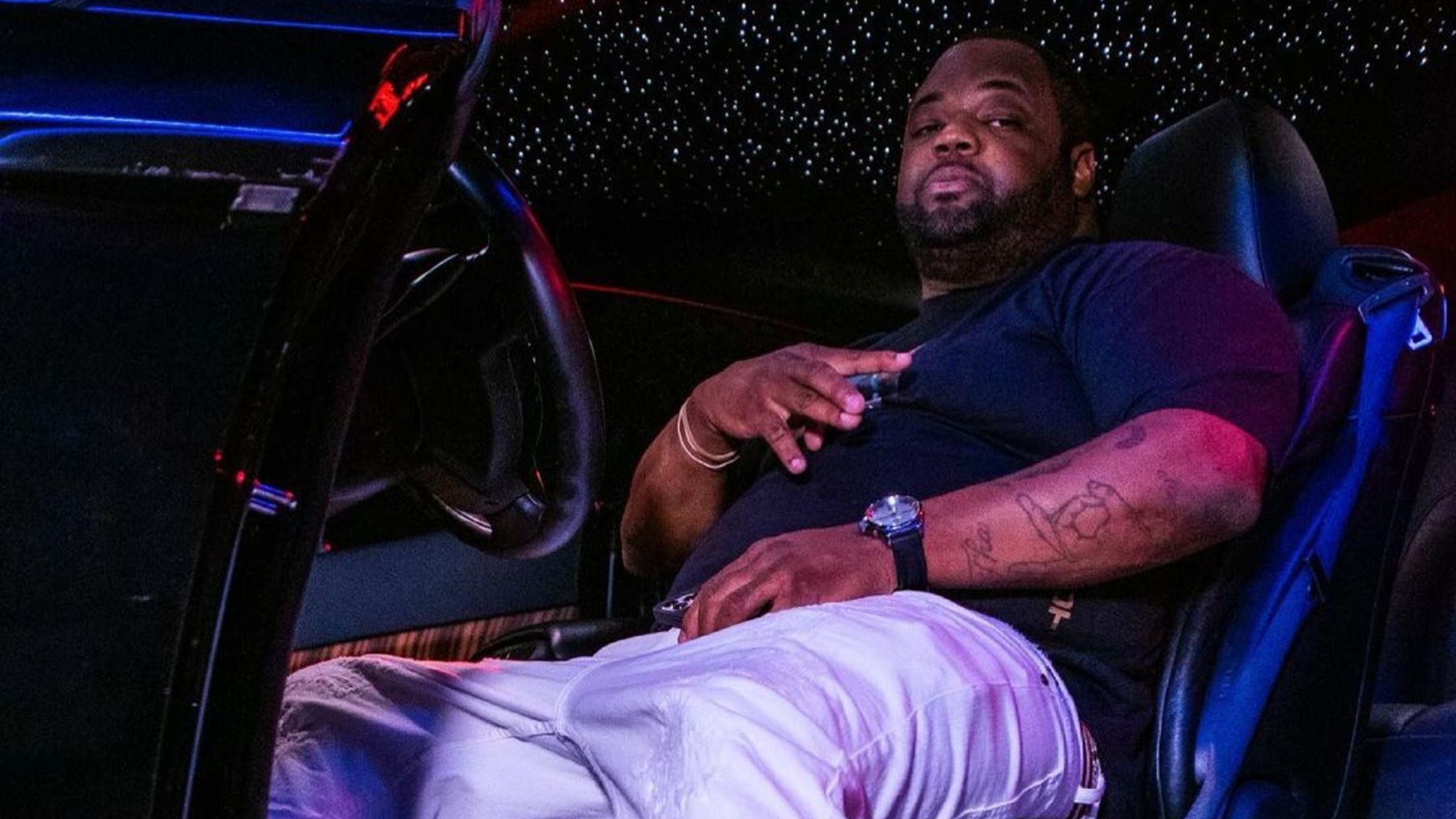 Muere rapero Big Pokey tras desmayarse en pleno concierto ...