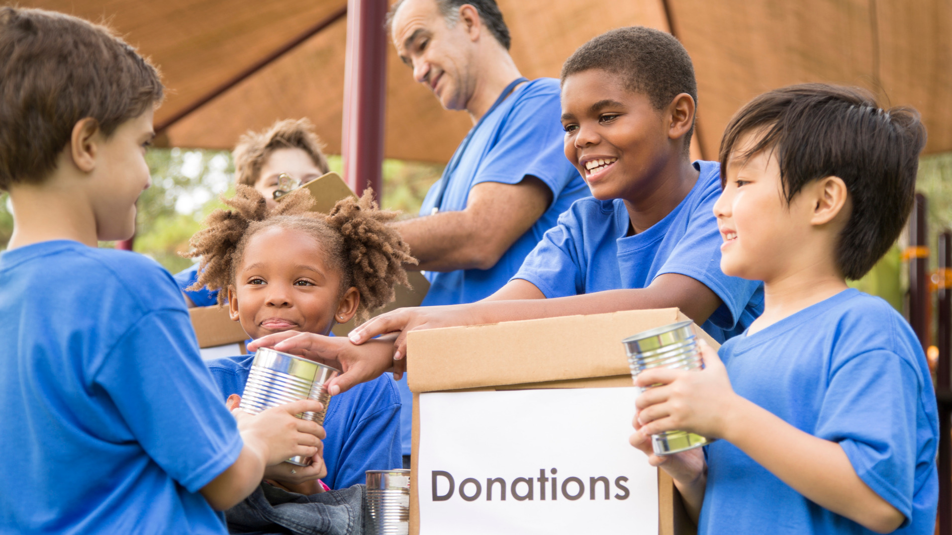 Consejos para enseñar a los hijos a ser generosos | MamasLatinas.com