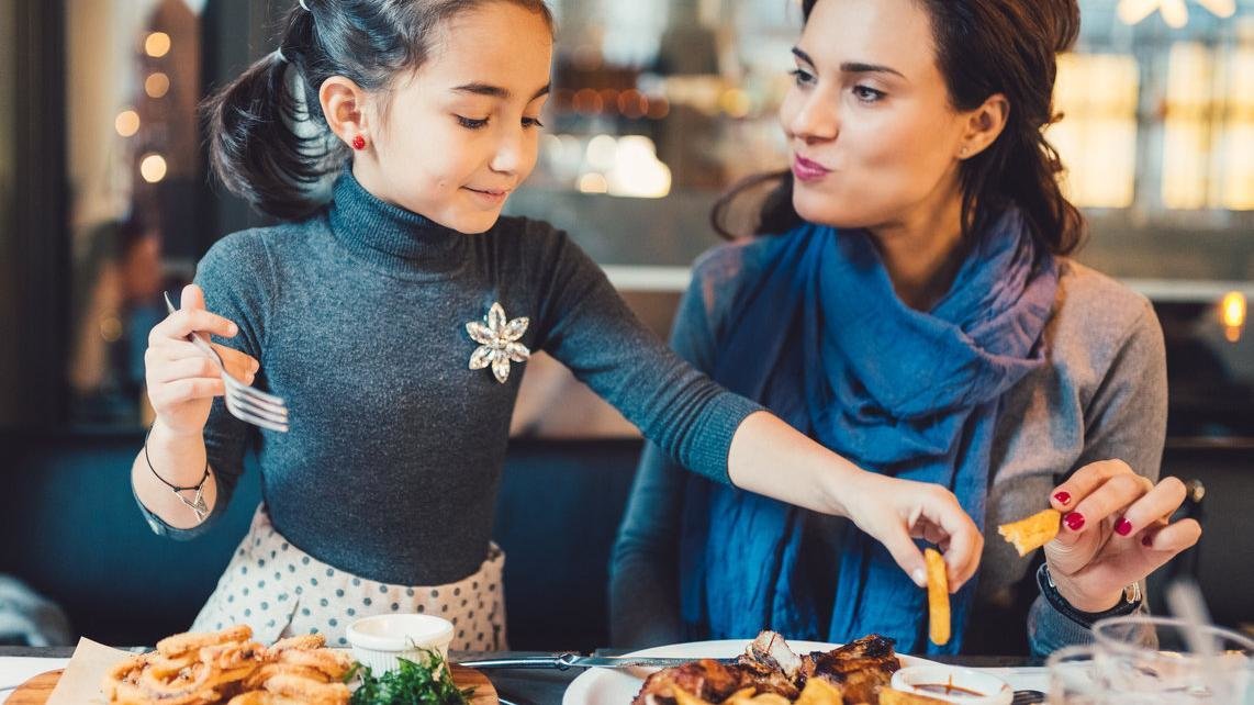 5 Tips for healthy eating out with kids | MamasLatinas.com