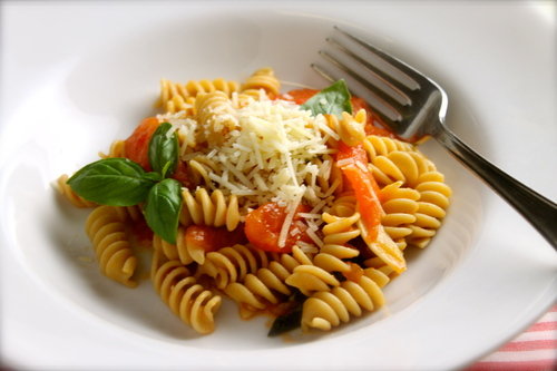 Baja en calorías: pasta integral con tomates fileteados y albahaca ...