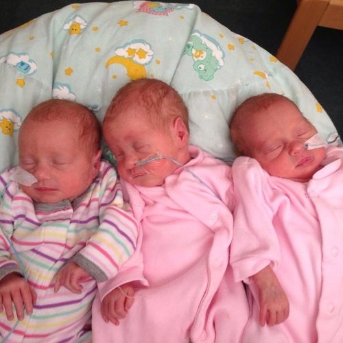 Mom gives birth to super rare identical triplets! | MamasLatinas.com