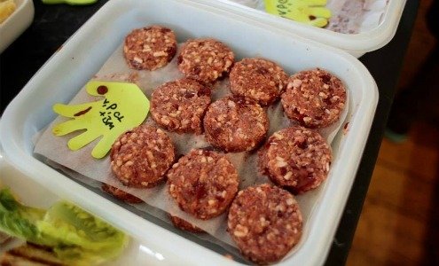 Here's a new burger that tastes like human flesh! | MamasLatinas.com