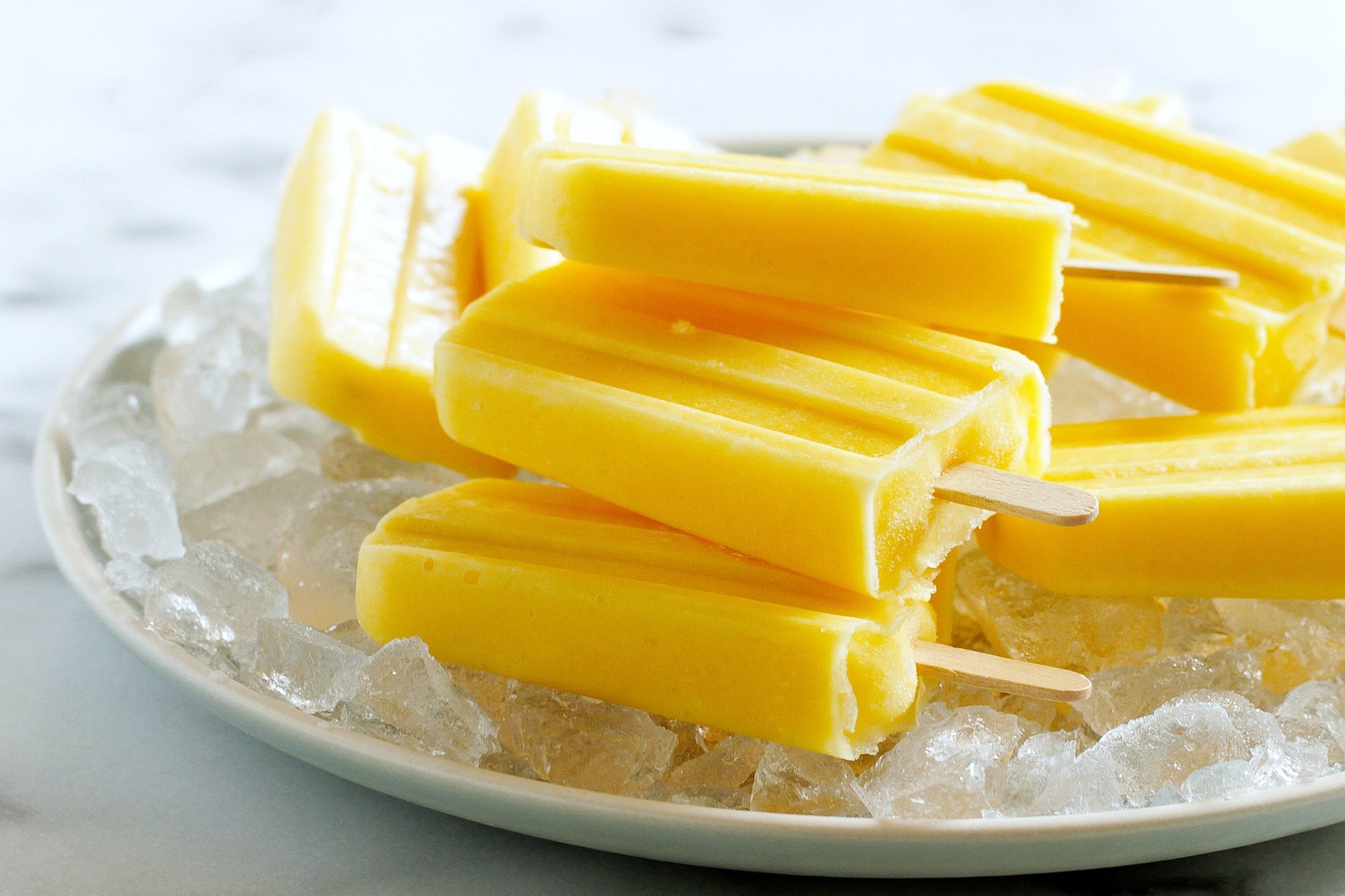 Rica y FÁCIL receta de paletas de mango con coco | MamasLatinas.com