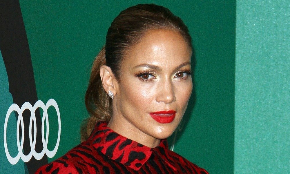 Jennifer Lopez looks younger now than in 2000 & you have to see it ...