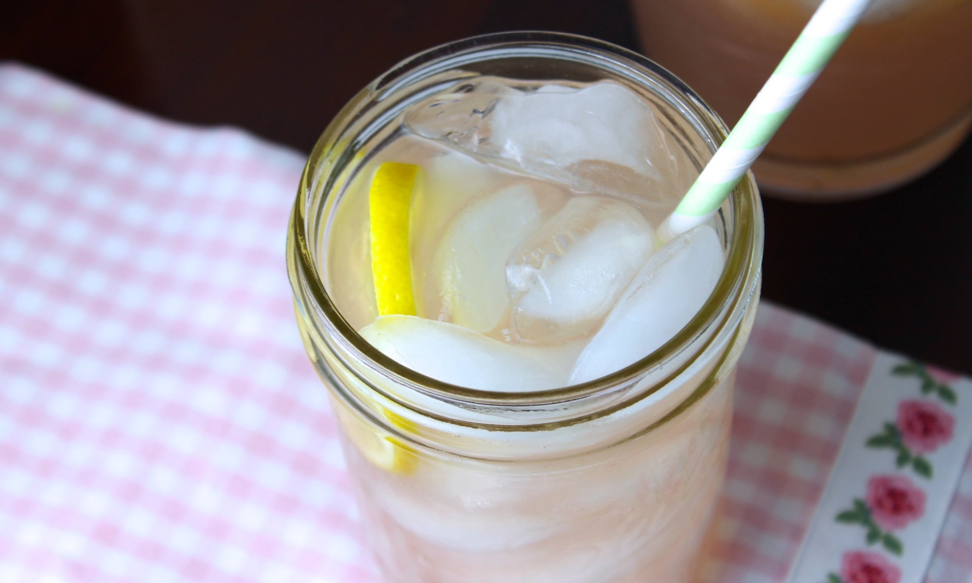 Fácil receta de limonada rosada (VIDEO) | MamasLatinas.com