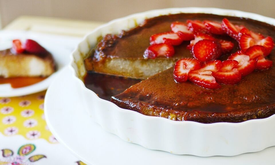 Fácil y deliciosa receta de flan de fresas | MamasLatinas.com
