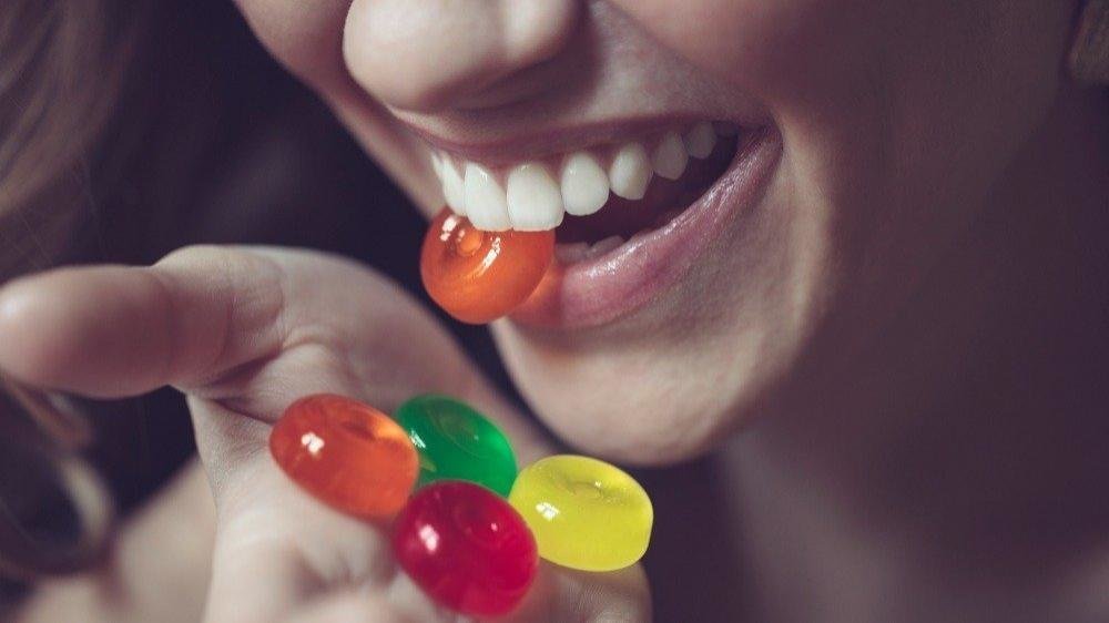 10 Alimentos y otros malos hábitos que destruyen tus dientes ...