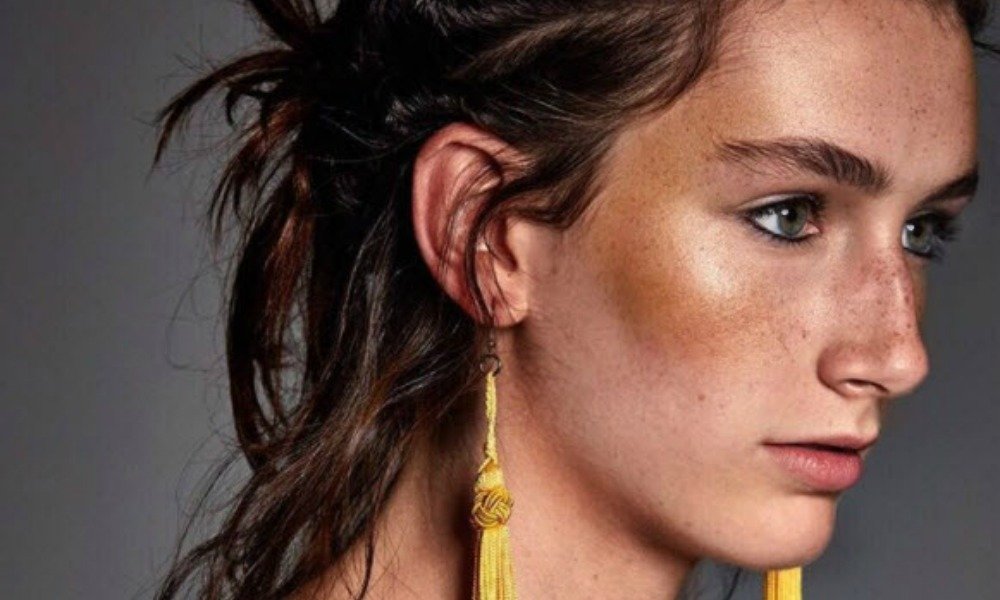 Yellow blush is the latest and newest makeup trend | MamasLatinas.com