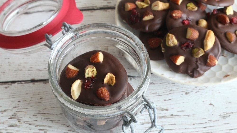 Haz tus propias tejas de chocolate con frutos secos | MamasLatinas.com
