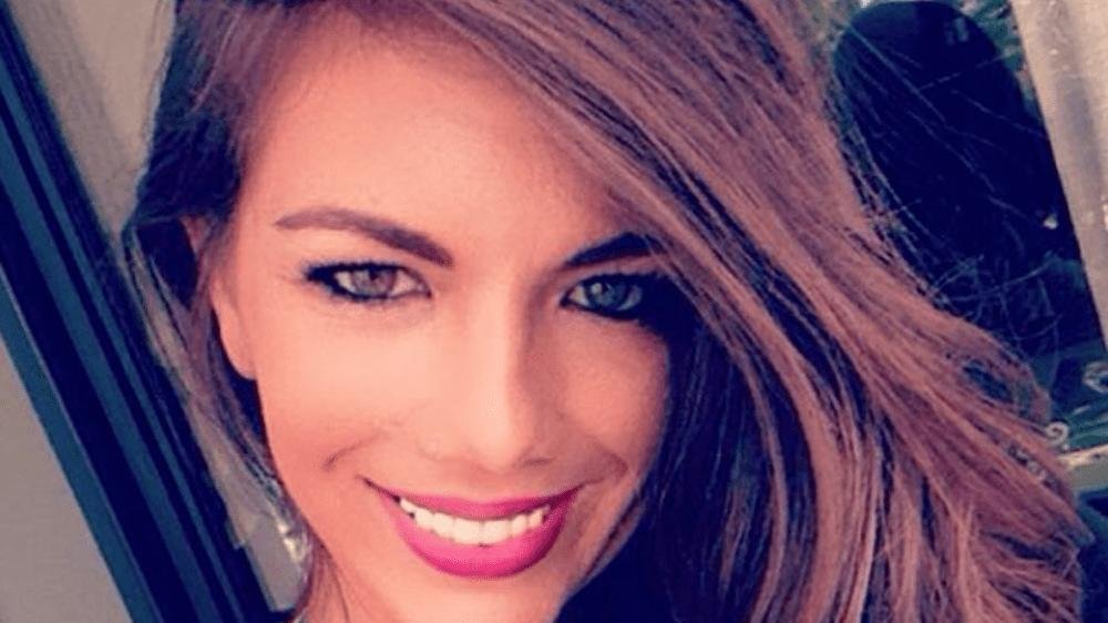 Modelo causa revuelo al amamantar a su bebé en plena pasarela ...