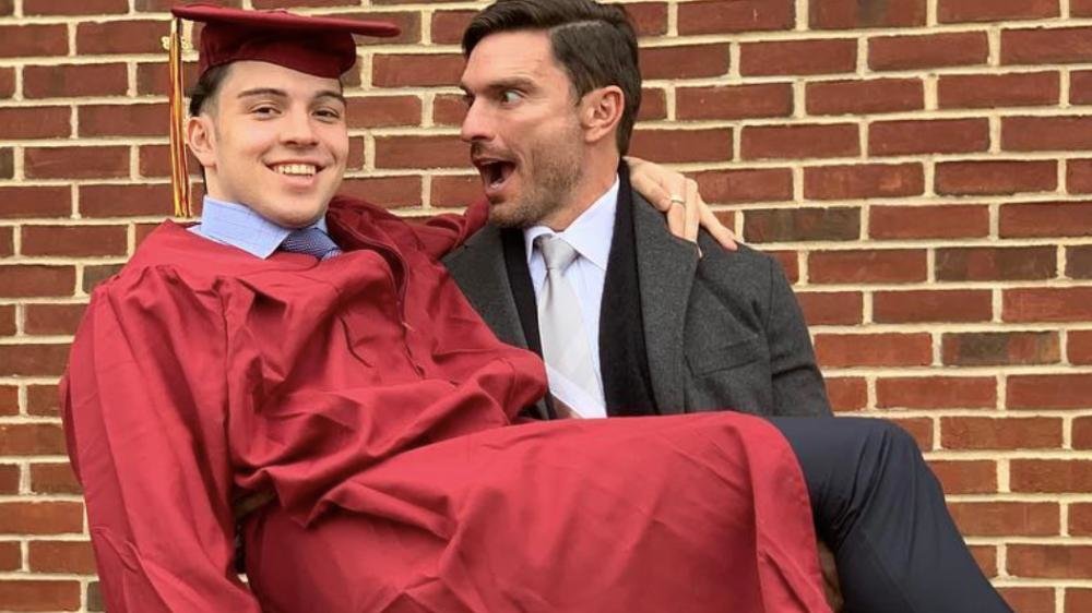 Julián Gil disfruta de la graduación de su hijo Julián Jr ...