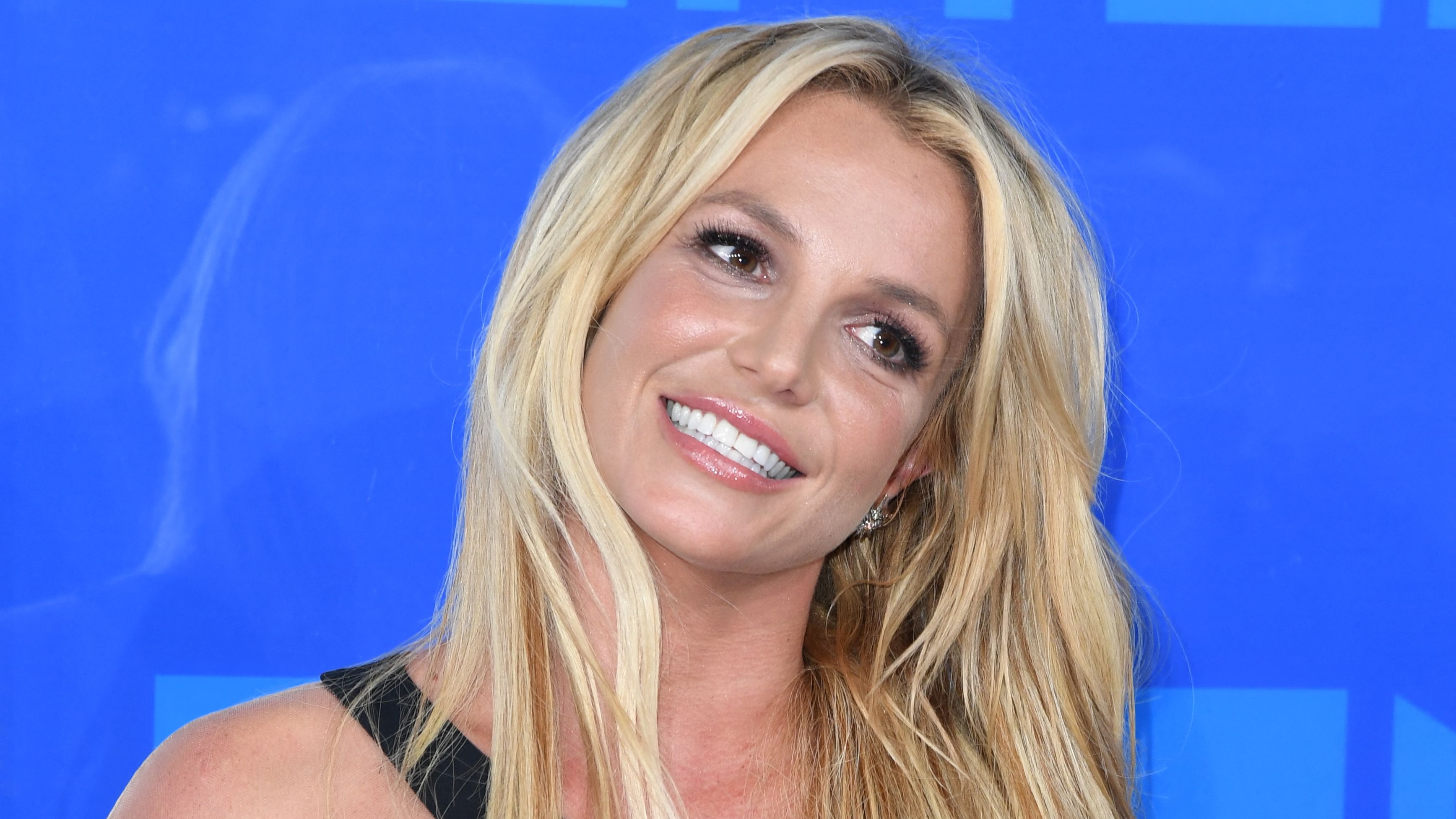 Britney Spears dances with dangerous knives & fans are worried ...