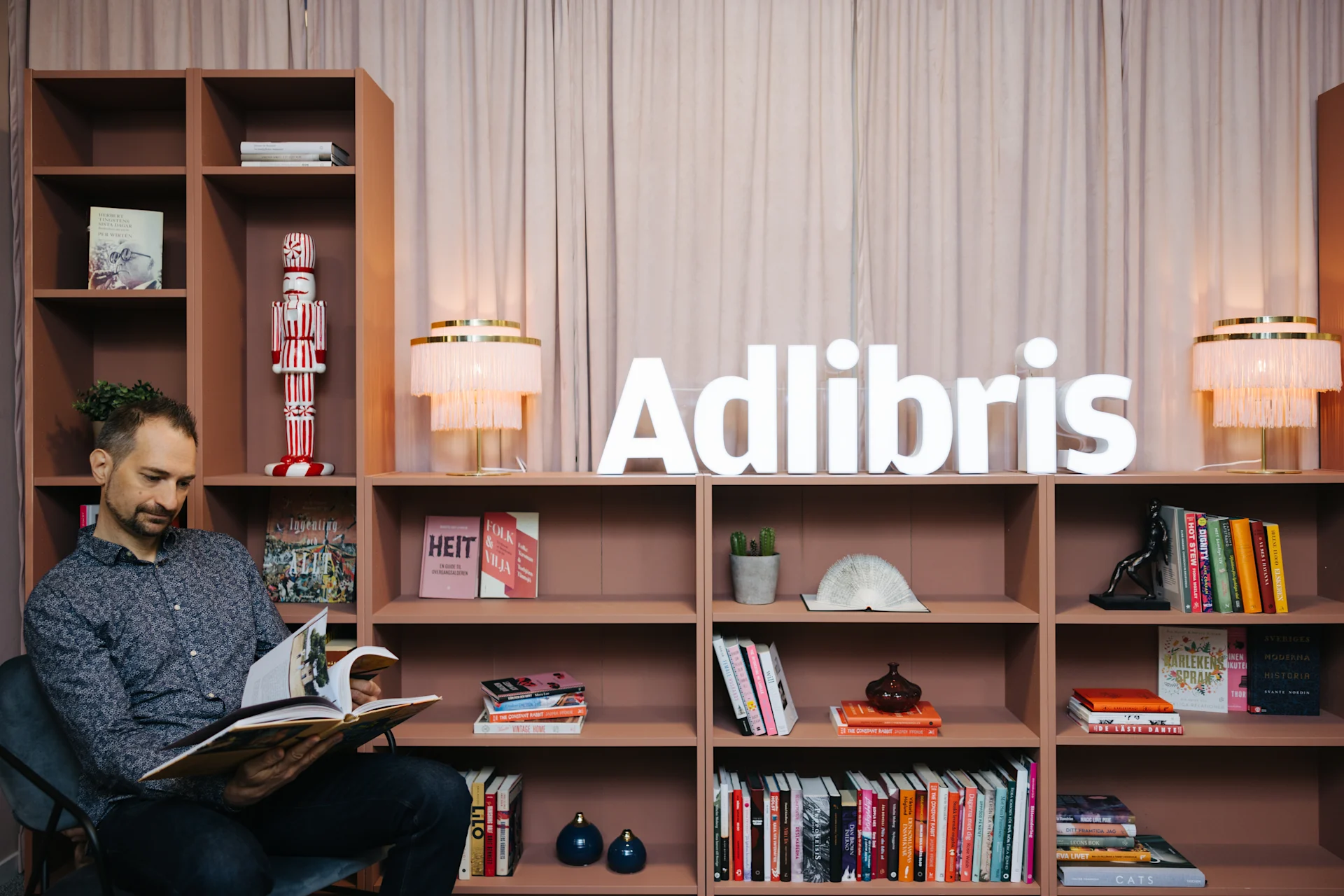 Om Adlibris, velkommen til oss.